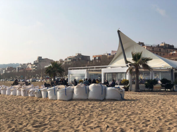 Costes multa l’Ajuntament pels sacs de sorra davant de les guinguetes ...